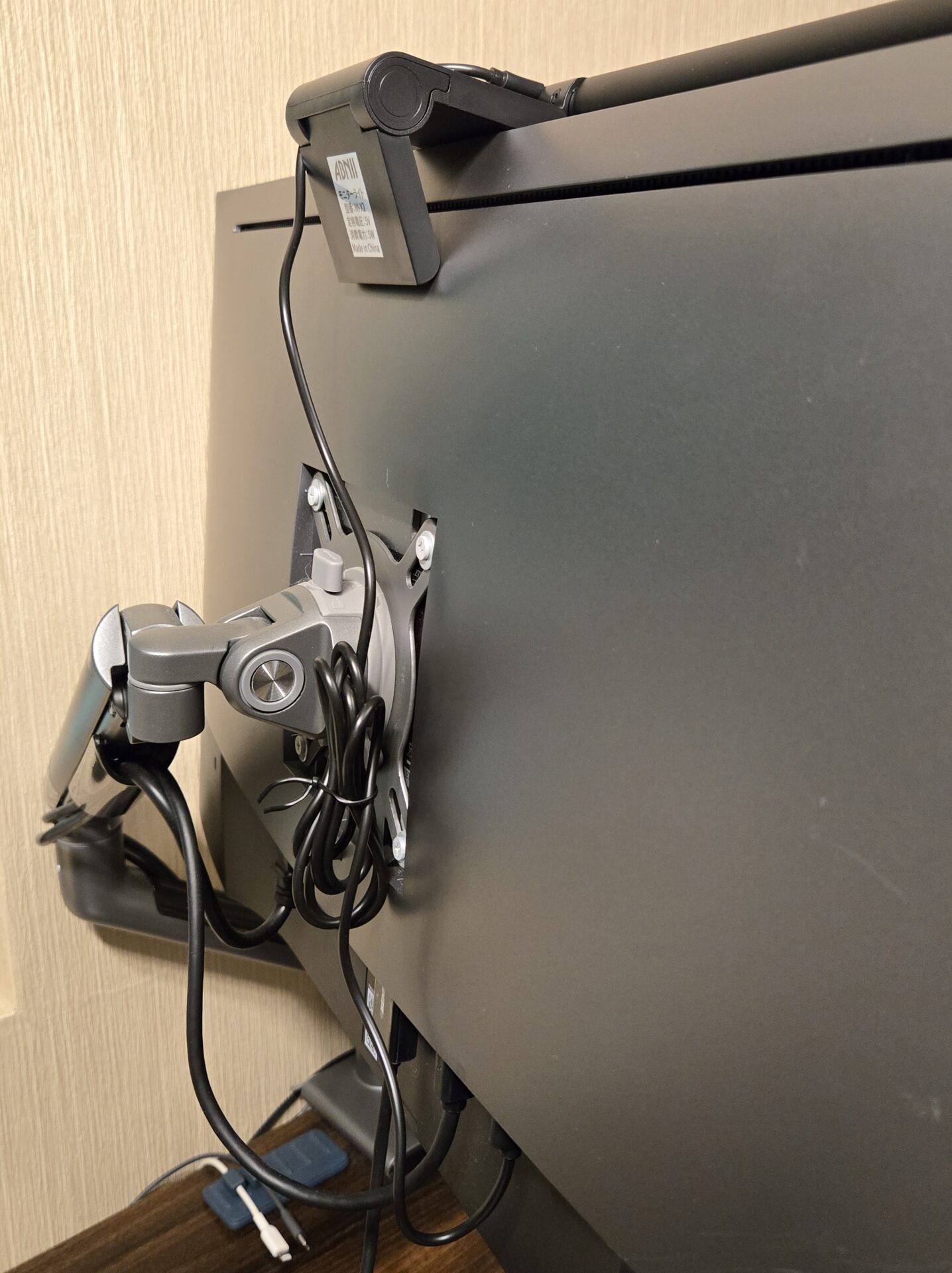 【コスパ最強】オススメのモニターアーム『快適ワーク DA112』とモニターライト「NI-X2」をレビュー！ 27インチDELLモニターで付け方やメリットを解説！